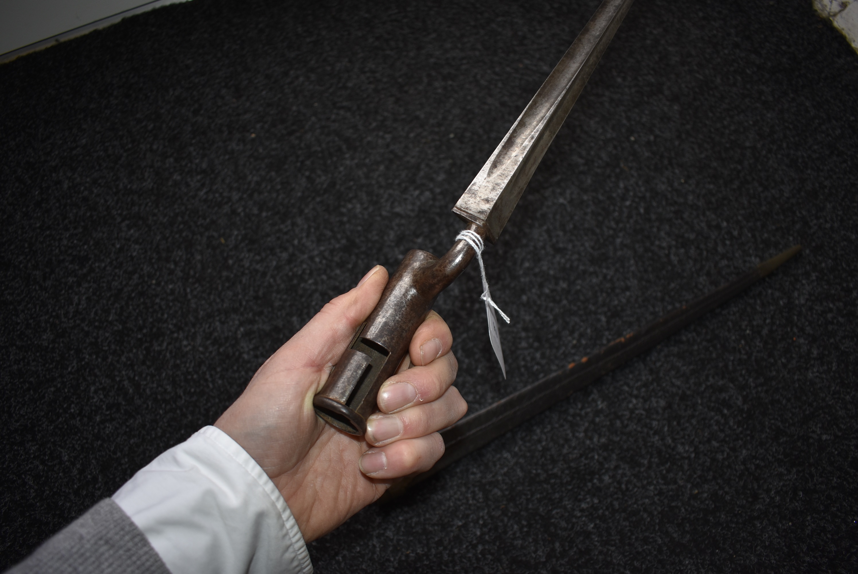 Lot 910 - A BRITISH SHORT LONG LAND PATTERN BAYONET,