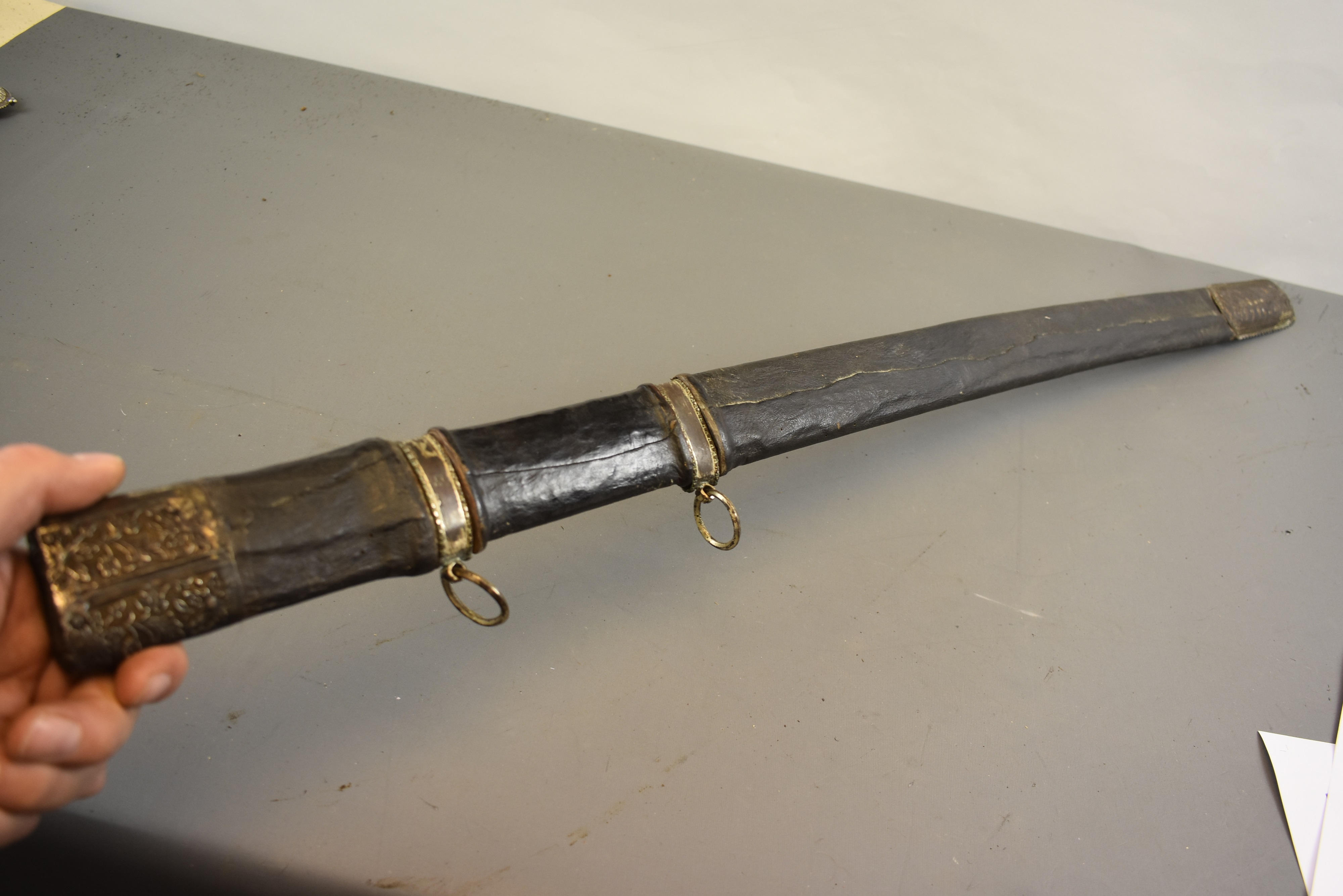 Lot 156 - AN OMANI SILVER MOUNTED KATTARA OR SWORD,