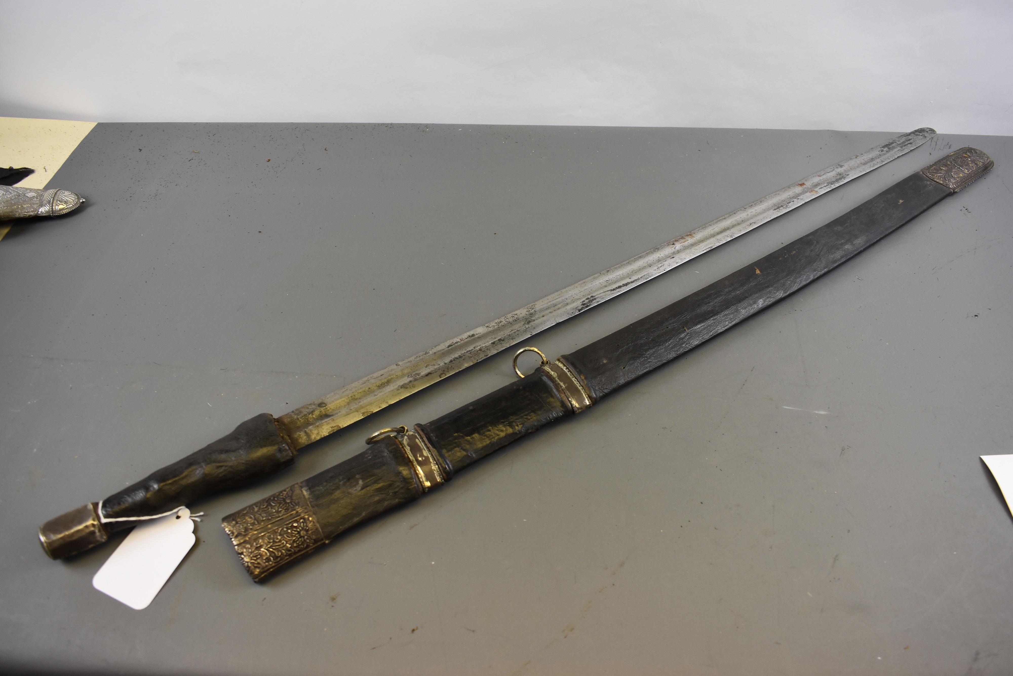 Lot 156 - AN OMANI SILVER MOUNTED KATTARA OR SWORD,