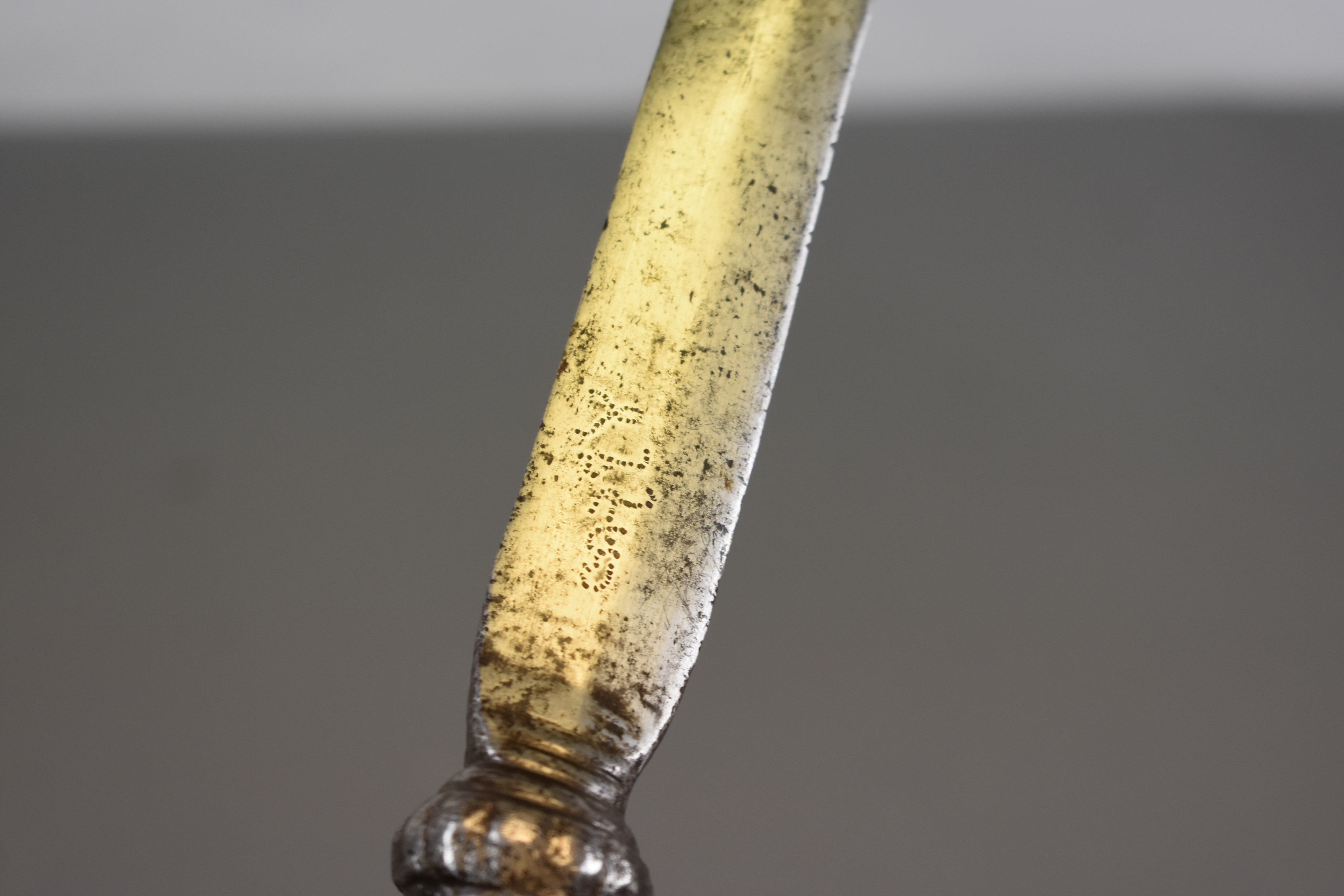 Lot 44 - A SCARCE 17TH CENTURY INDIAN SHORT RAPIER