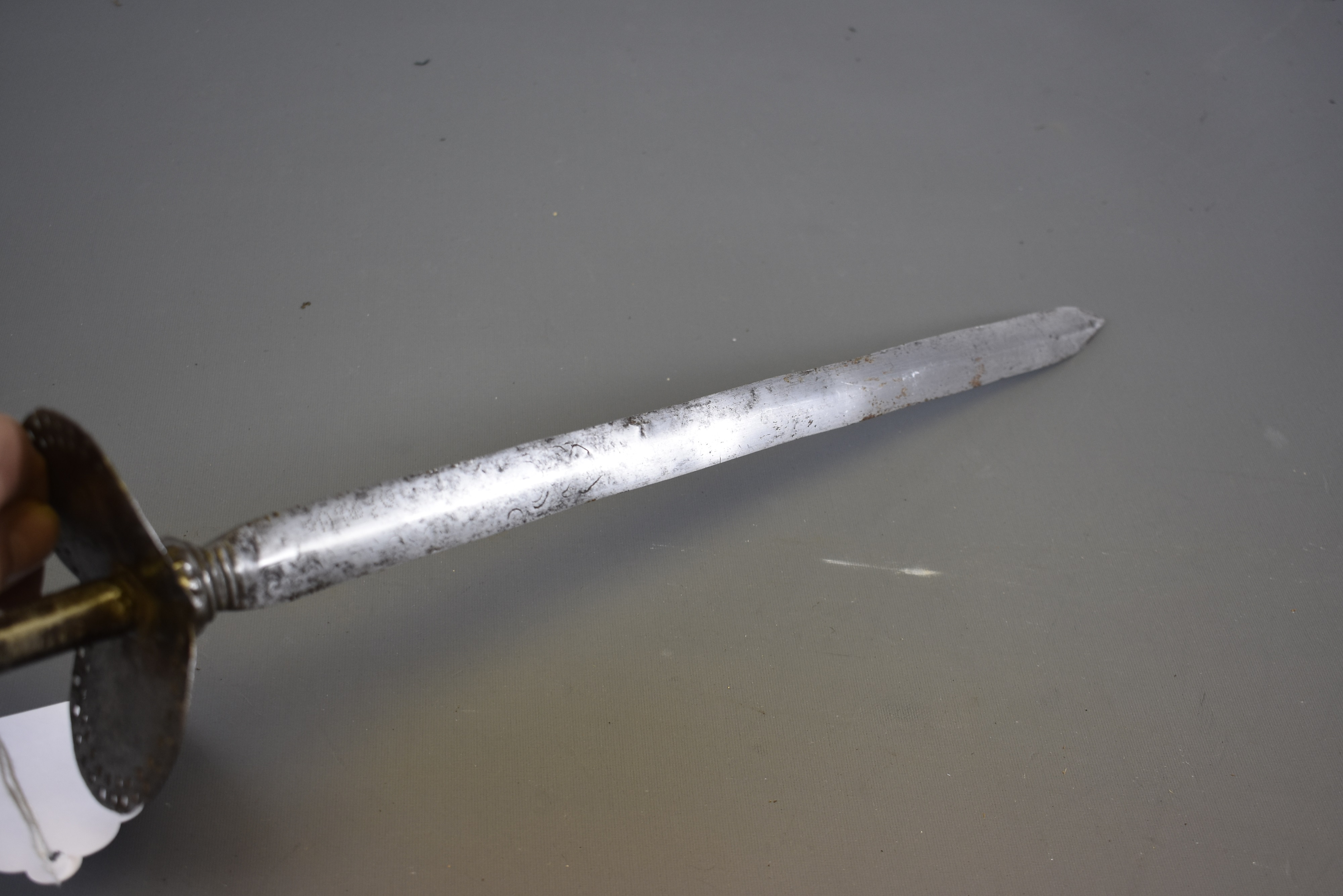 Lot 44 - A SCARCE 17TH CENTURY INDIAN SHORT RAPIER