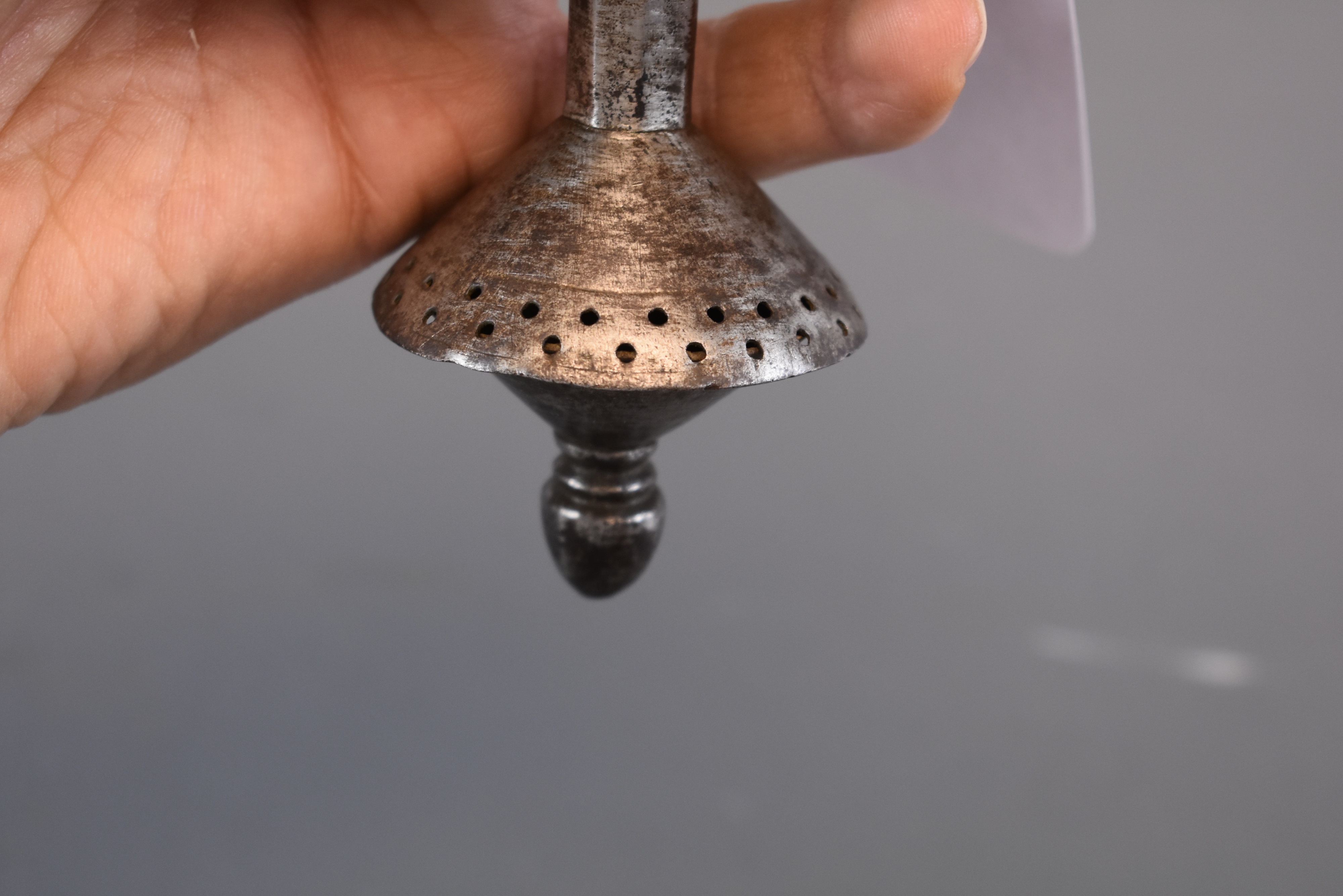 Lot 44 - A SCARCE 17TH CENTURY INDIAN SHORT RAPIER