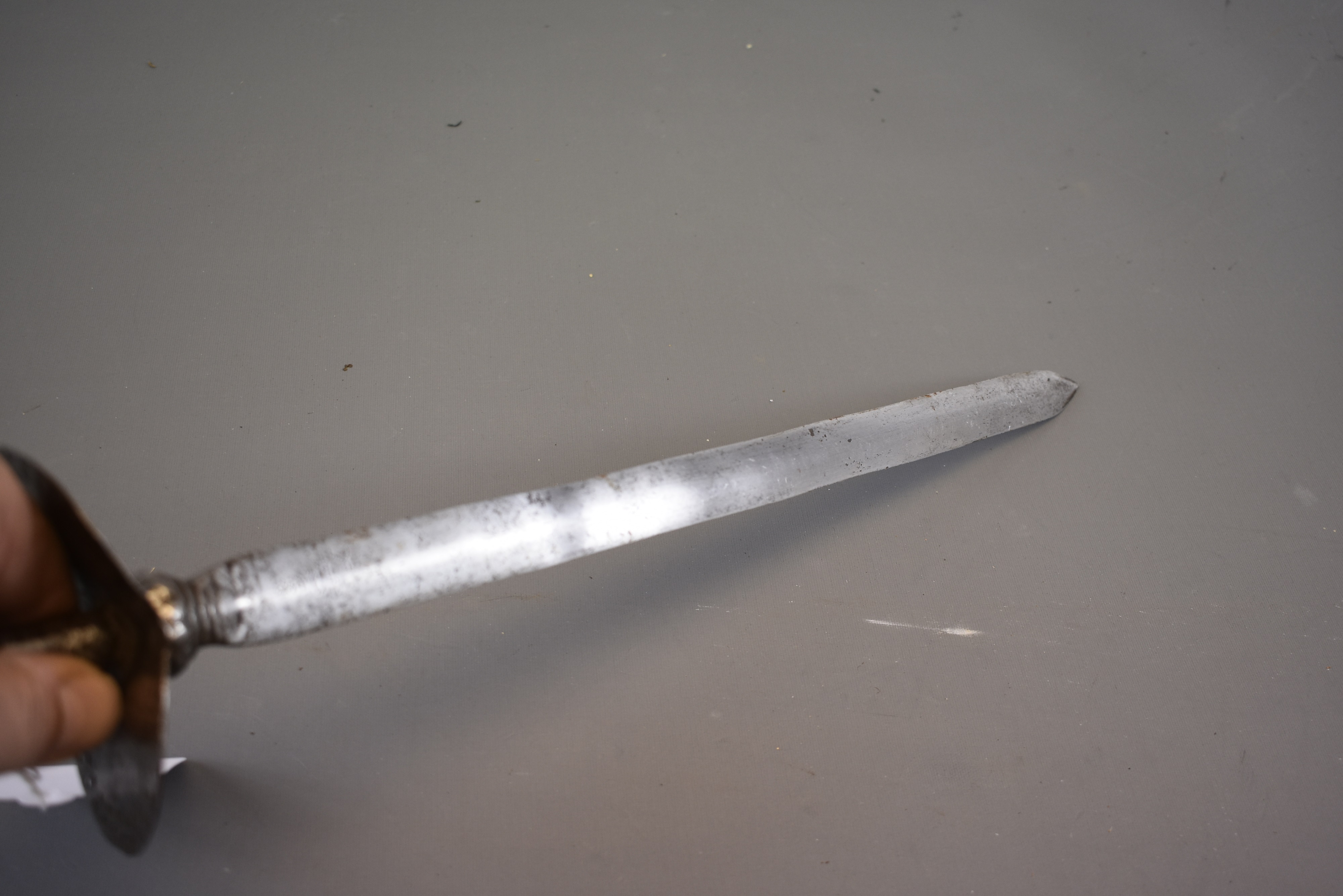 Lot 44 - A SCARCE 17TH CENTURY INDIAN SHORT RAPIER