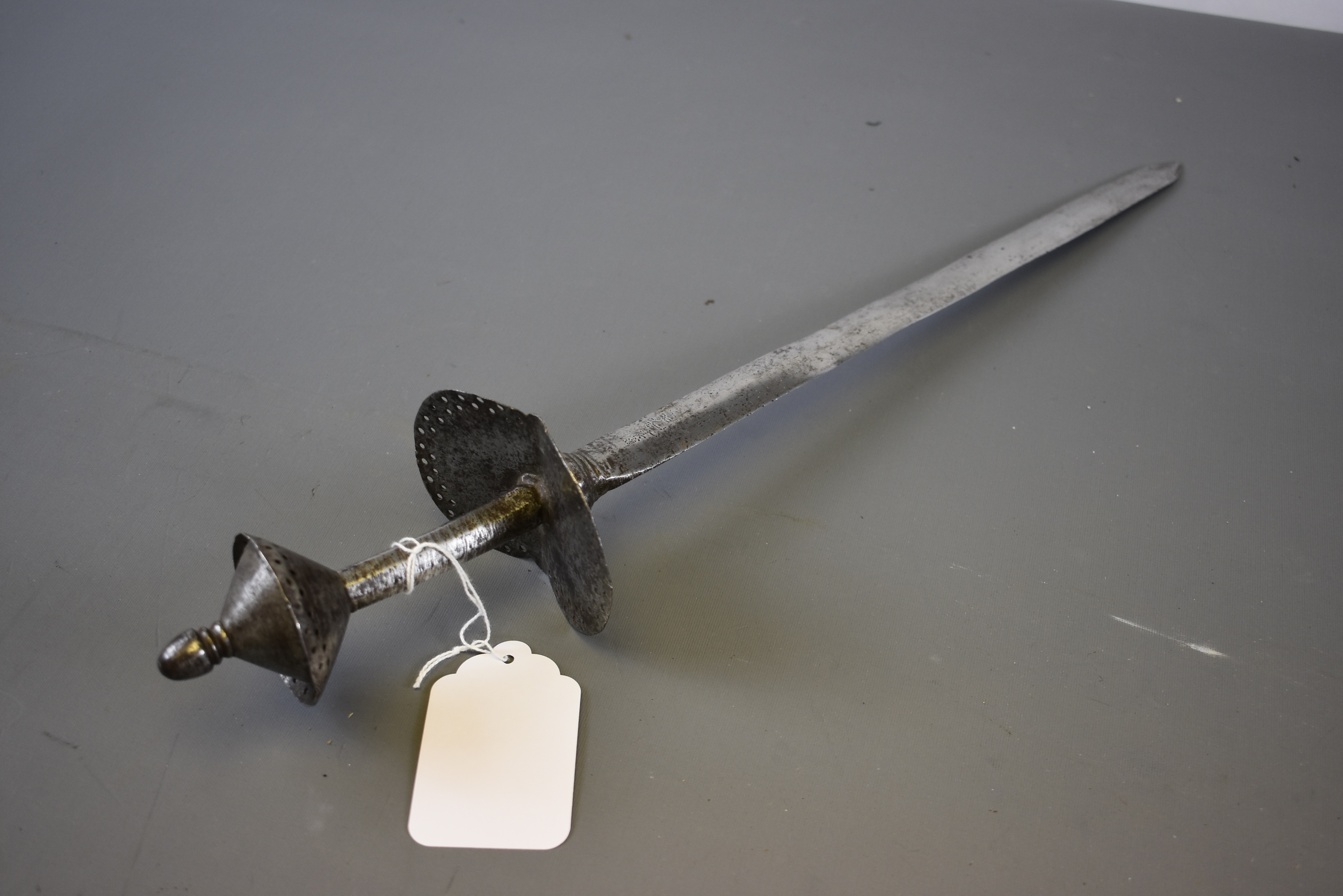 Lot 44 - A SCARCE 17TH CENTURY INDIAN SHORT RAPIER