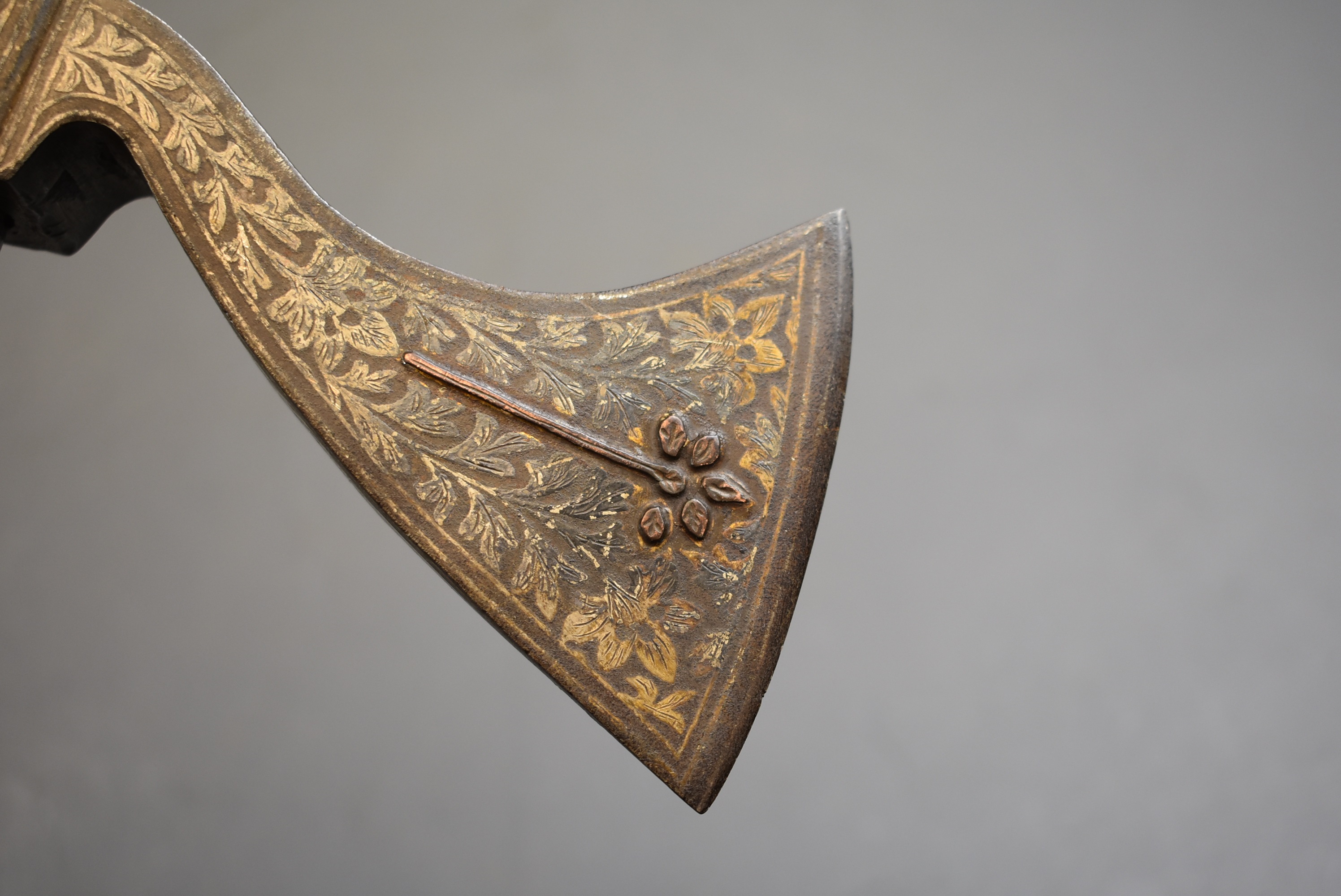 Lot 305 - A 19TH CENTURY INDIAN AXE,